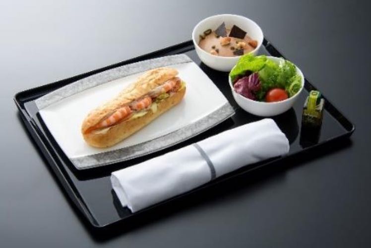 ANA、国際線の機内食で「軽め」と「キャンセル」の事前予約を開始、食品廃棄削減の取り組み強化｜トラベルボイス（観光産業ニュース）